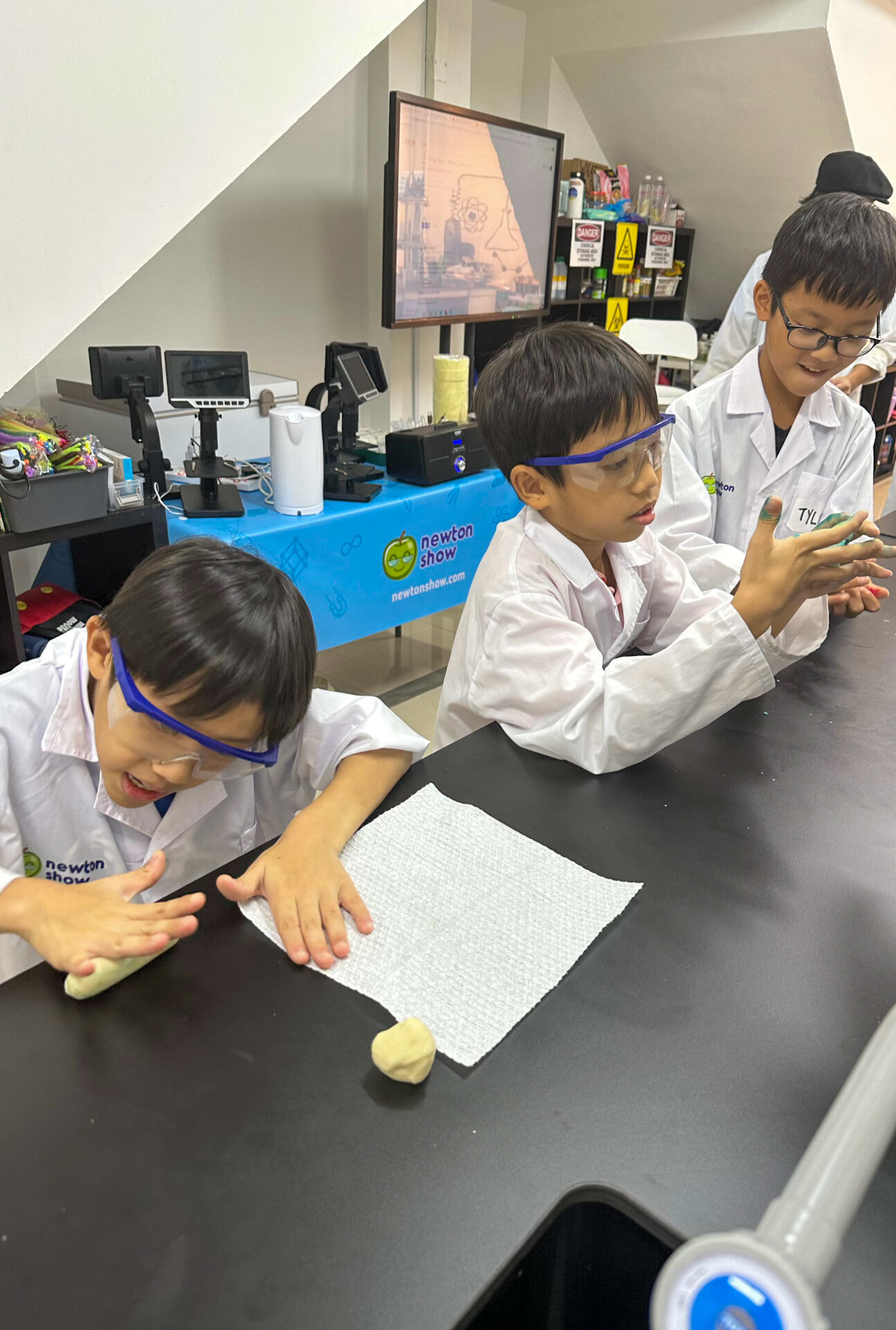 Newton Show Lab – first time in Singapore, real lab experience! | My ...